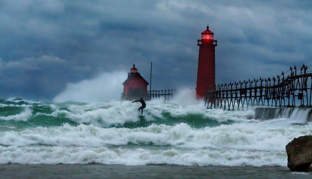 Lake Michigan Gets Pummeled by 25-Foot Waves - LiveOutdoors