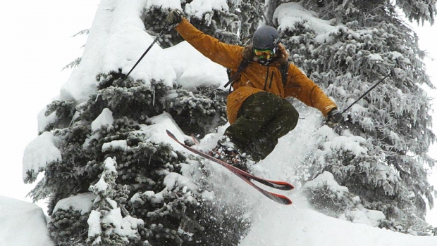 Watch Extreme Skier Outrun Massive Avalanche - LiveOutdoors